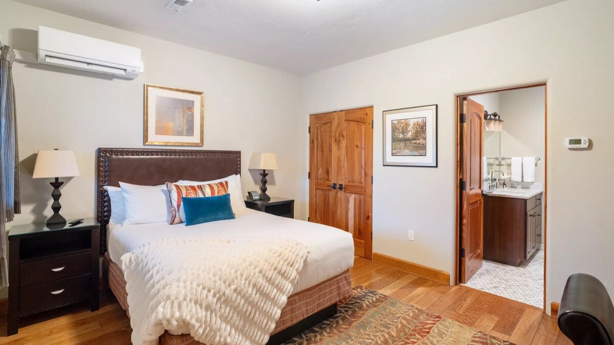Courtyard Room | Columbia Cliff Villas